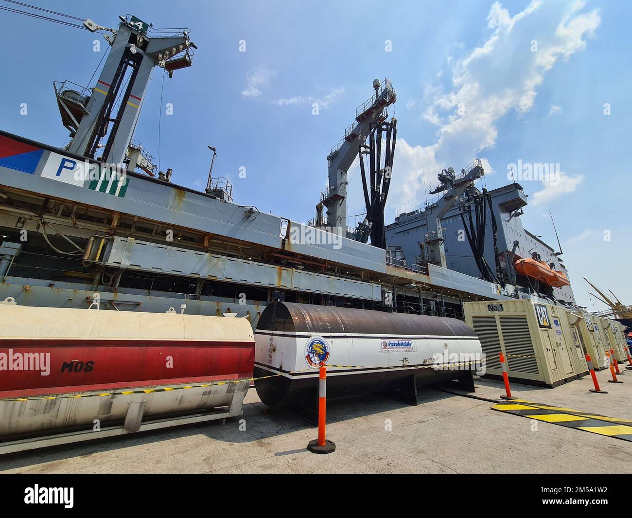 Henry j kaiser class replenishment oiler hi-res stock photography and ...