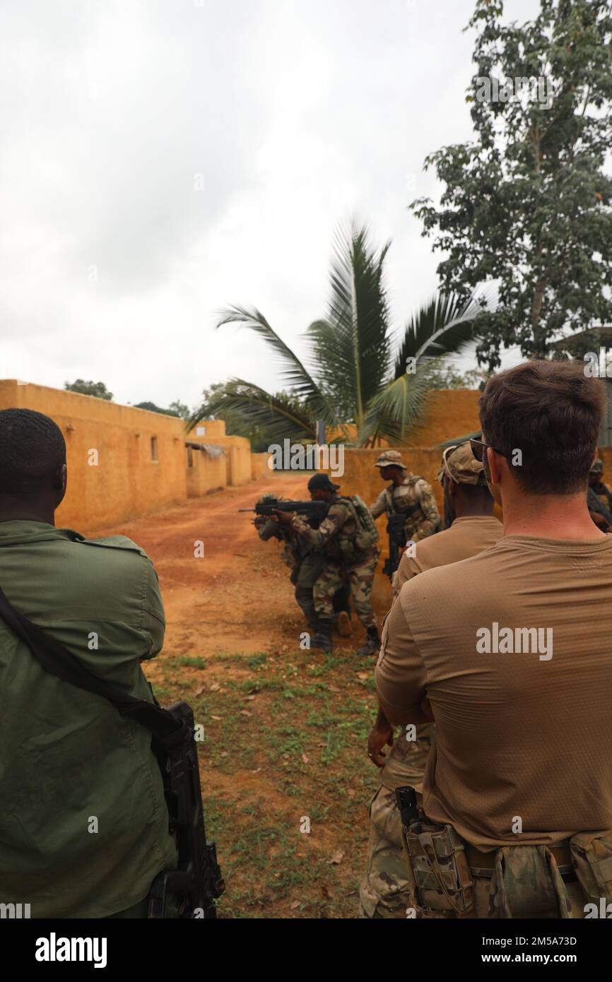 American Special Forces soldiers alongside Côte d'Ivoire special forces ...