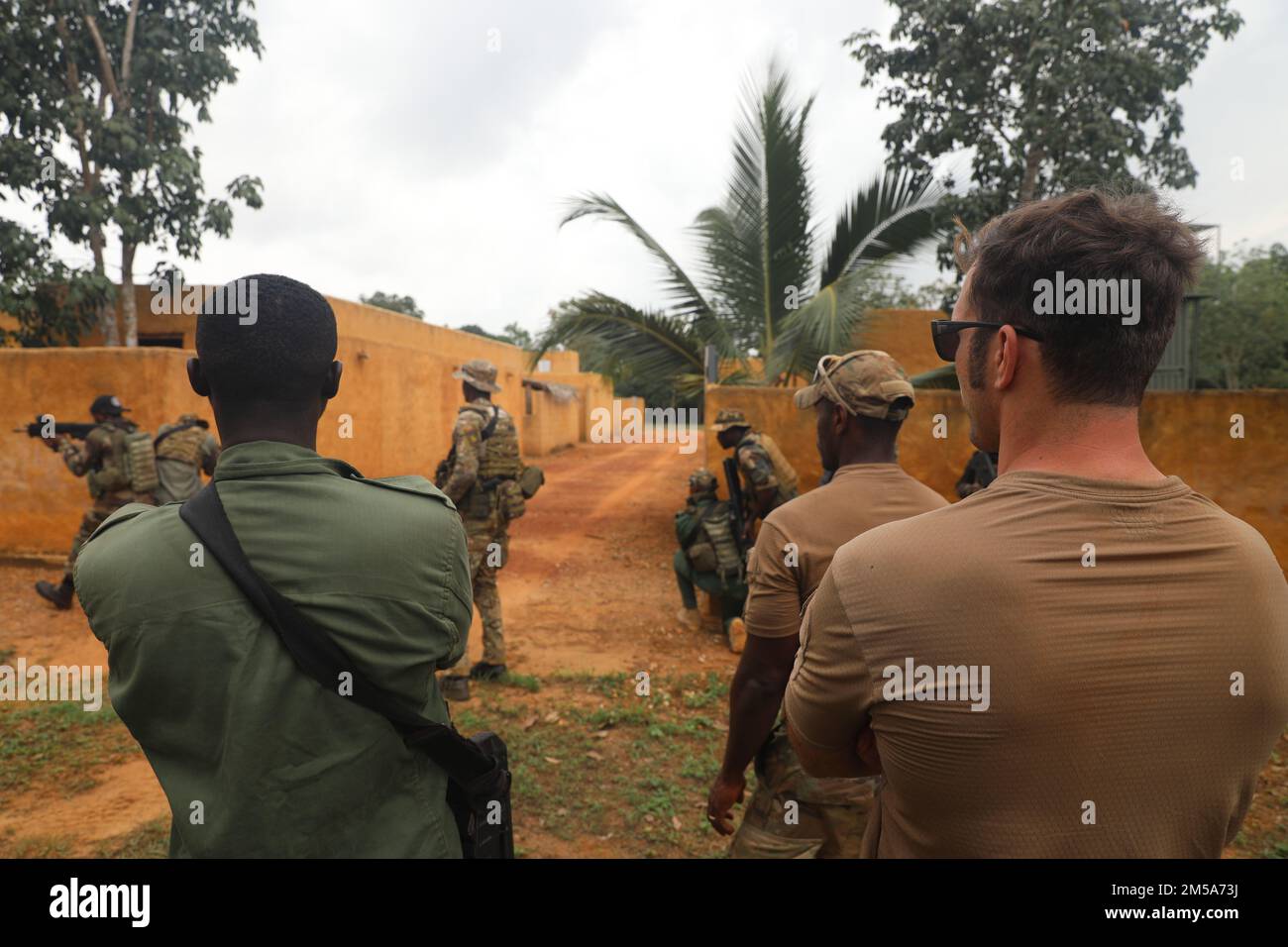 American Special Forces soldiers alongside Côte d'Ivoire special forces ...