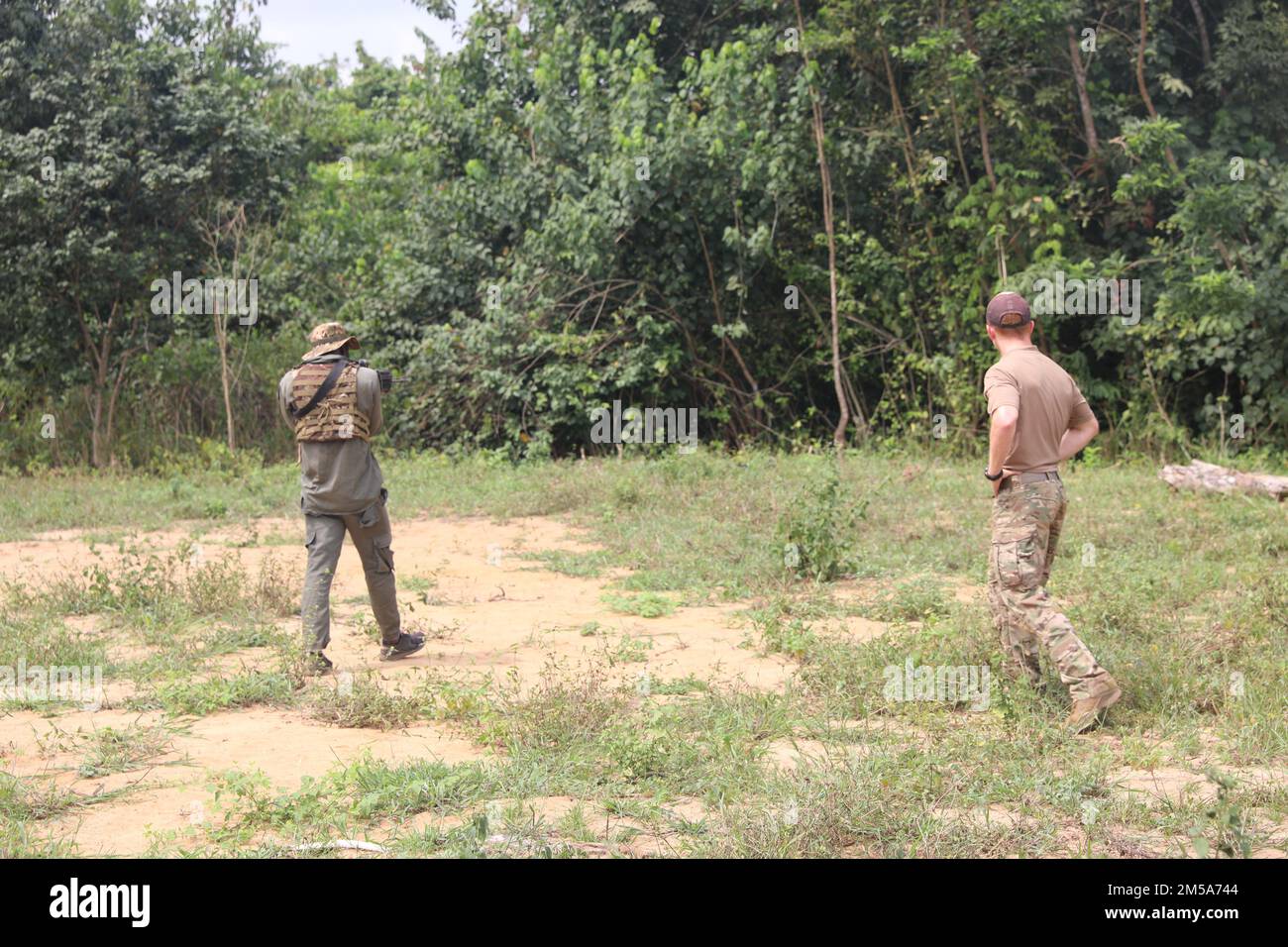 An American Special Forces soldier observes Côte d'Ivoire special ...