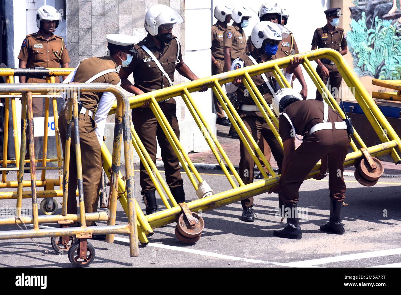 Sri lankan university buddhist monks hi-res stock photography and ...