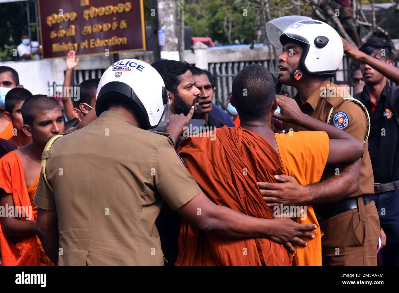 Colombo, Western Province, Sri Lanka. 27th Dec, 2022. Buddhist Monks ...