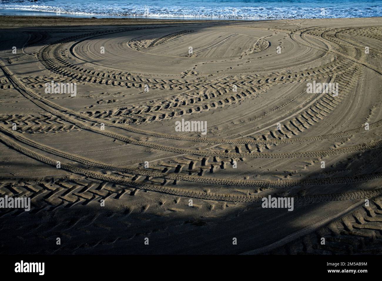 Tyre tracks in the sand on the beach at Fanabe, Las Americas, Tenerife ...