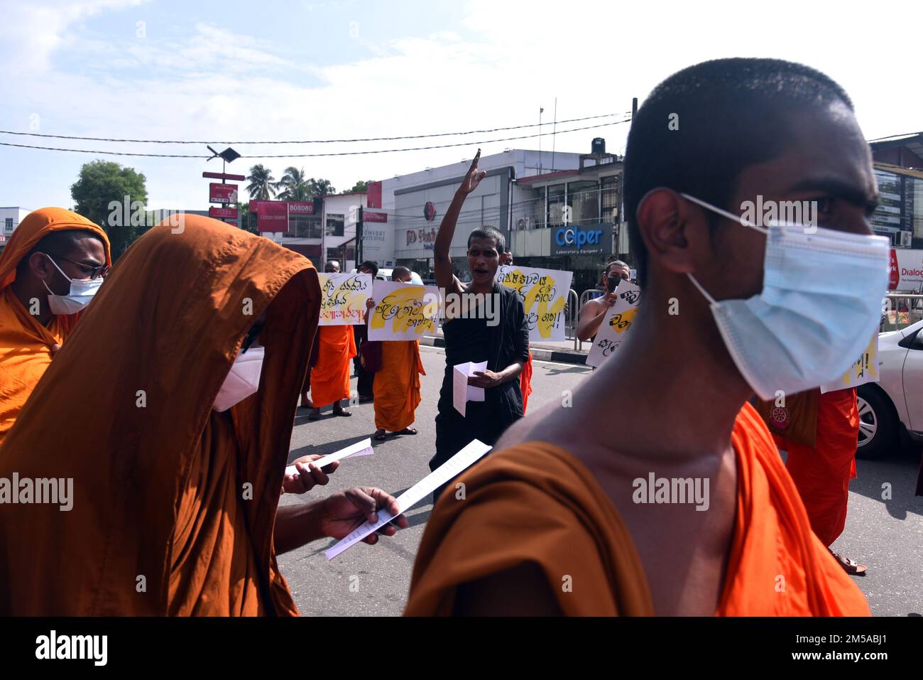 Colombo, Western Province, Sri Lanka. 27th Dec, 2022. Buddhist monks of ...