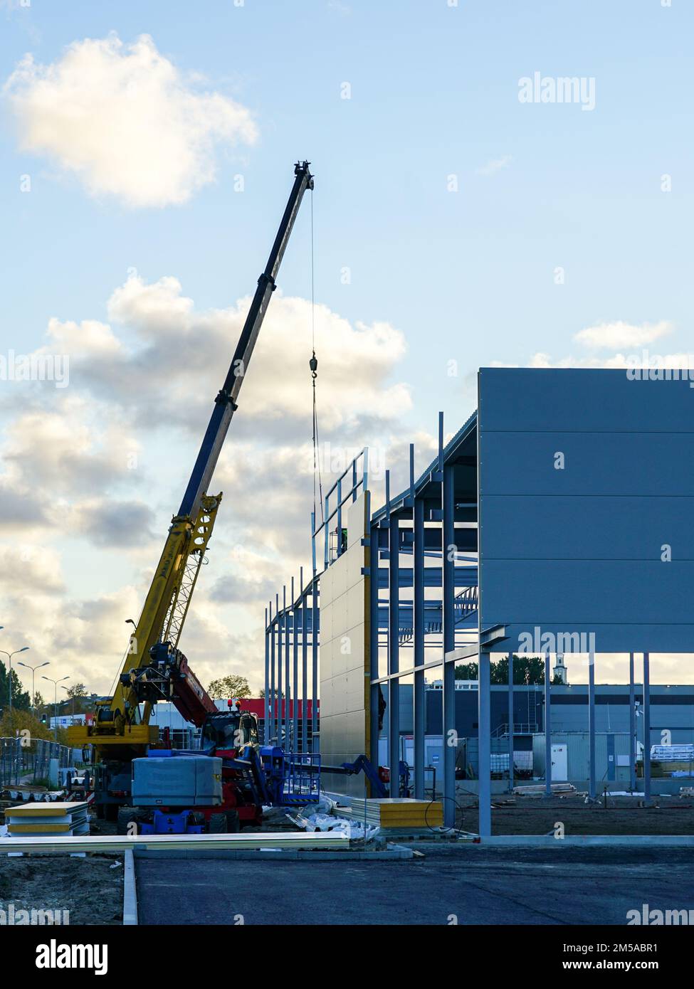 Sandwich panel facade assembly on an assembled steel frame of a new ...