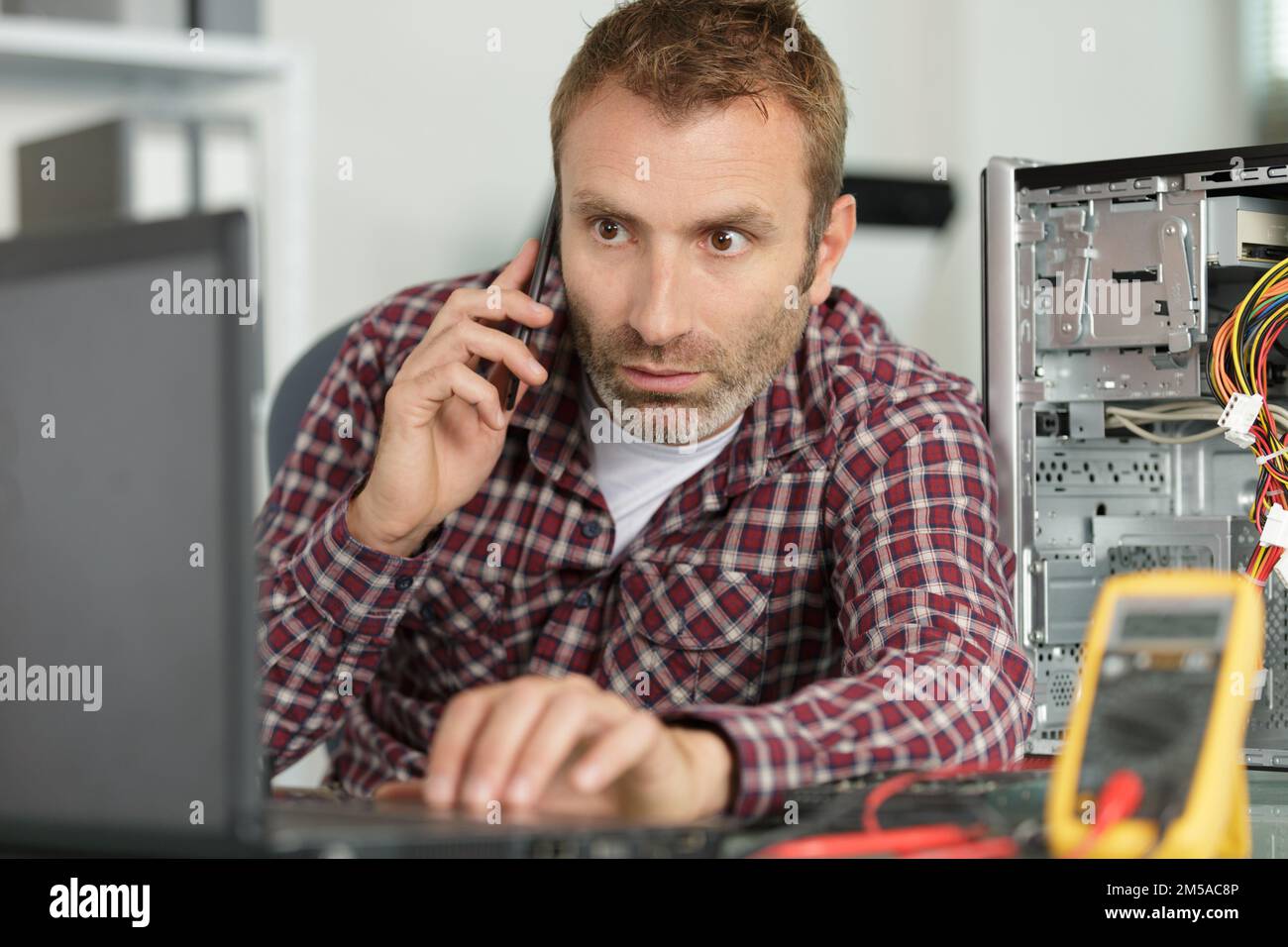 Technician mobile phone repairing fixing hi-res stock photography and ...