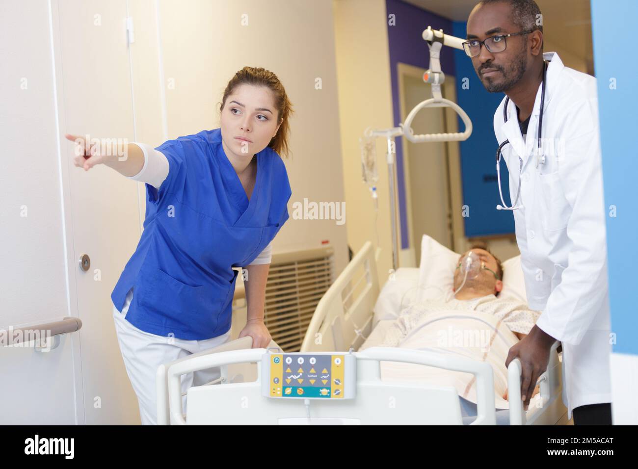 Hospital porter mask hi-res stock photography and images - Alamy