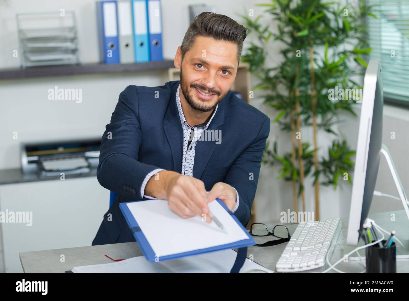 Asking for signature hi-res stock photography and images - Alamy