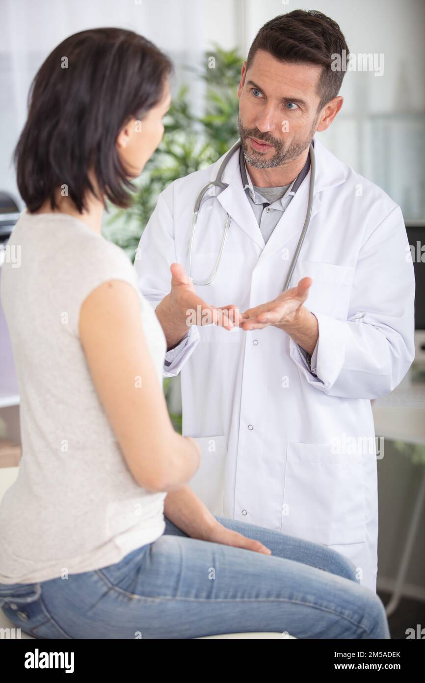 Doctor speaking elderly patient hi-res stock photography and images - Alamy