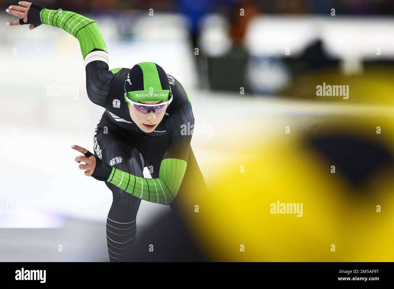 HERENVEEN - Femke Kok in action on the 1000 meters against Jutta ...