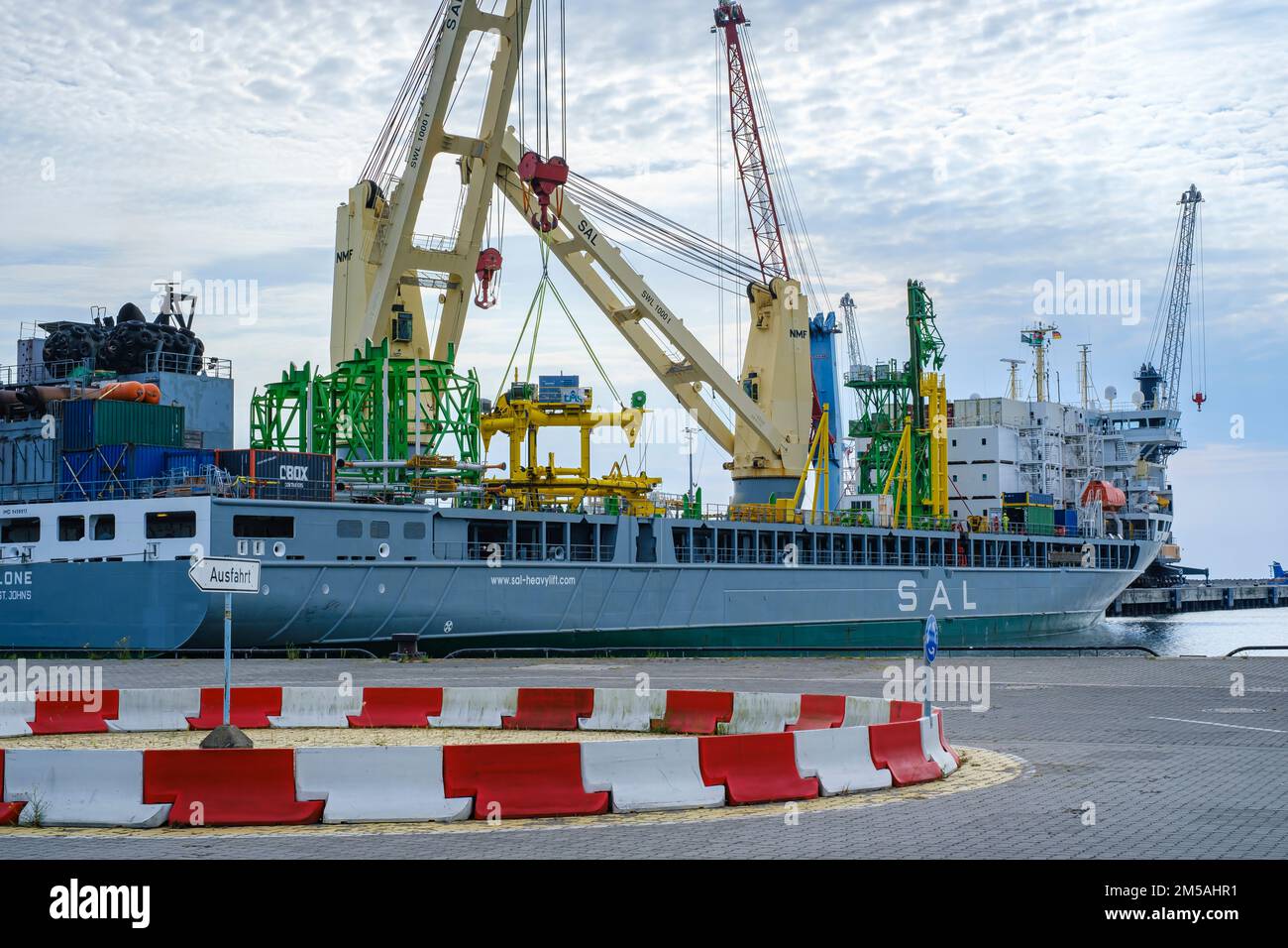 The heavy-lift ship LONE of the SAL Heavy Lift GmbH in the harbour of ...