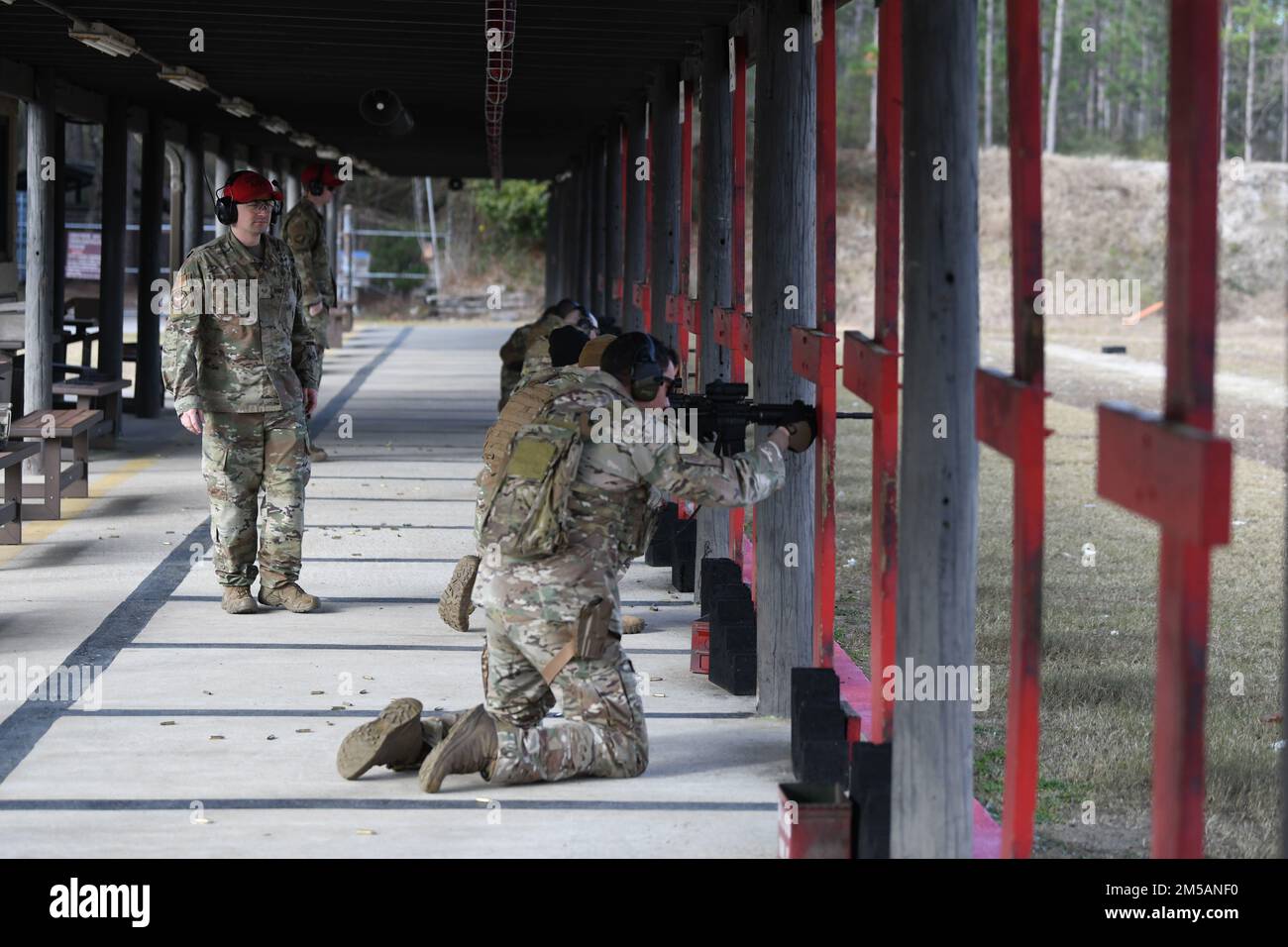 Special forces weapons personnel hi-res stock photography and images ...