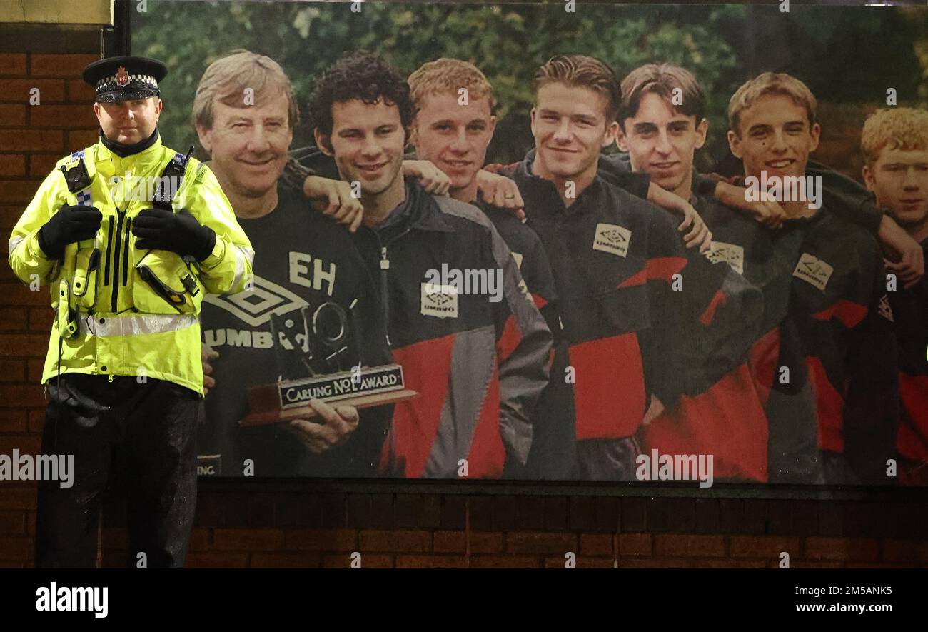 Manchester, England, 27th December 2022. A Police officer stands in ...