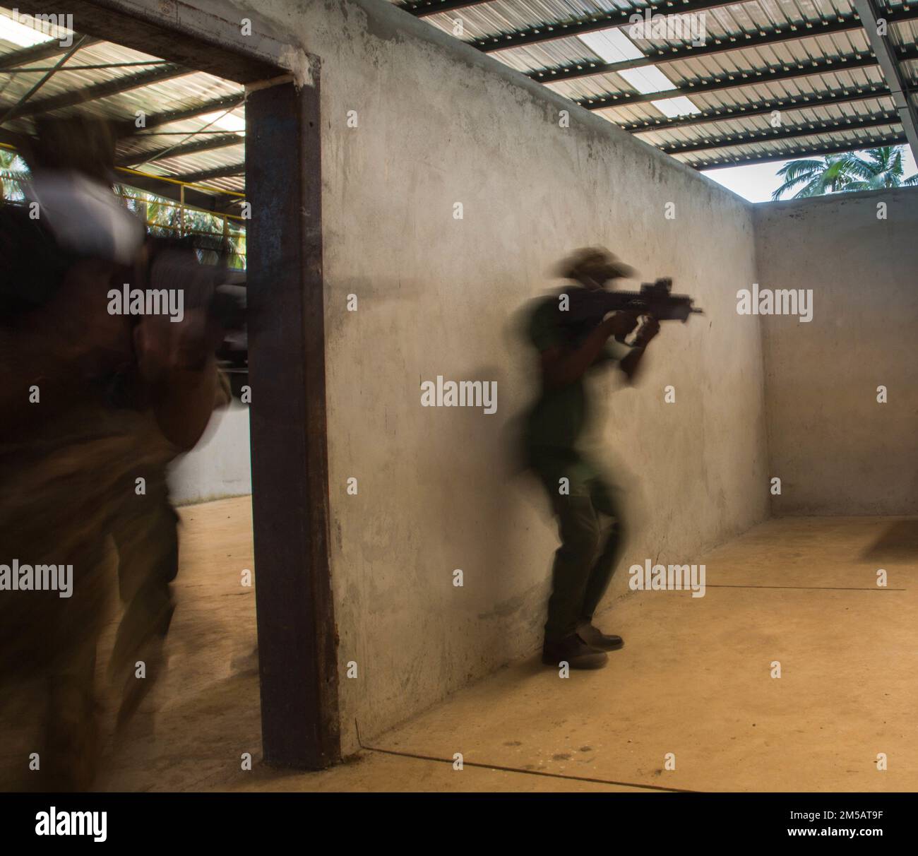 Côte d'Ivoire Special Forces Soldiers practice room-clearing ...