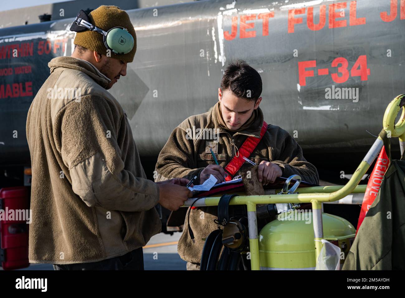 16 fighting falcon mechanics hi-res stock photography and images - Alamy