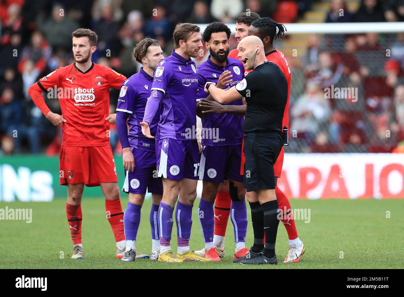 London, UK. 27th Dec, 2022. Referee, Charles Breakspear calls for calm ...