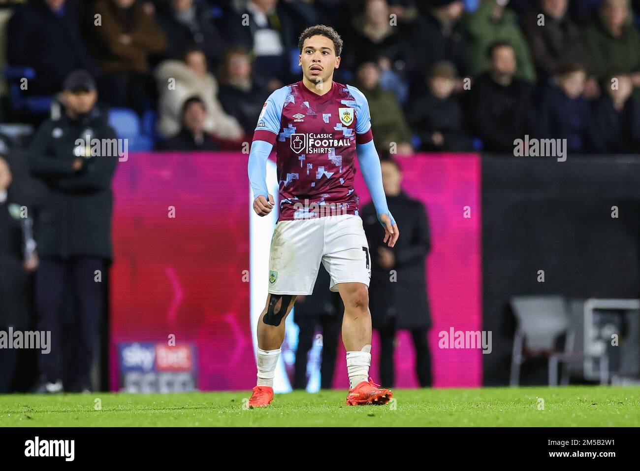 Manuel Benson #17 of Burnley during the Sky Bet Championship match ...