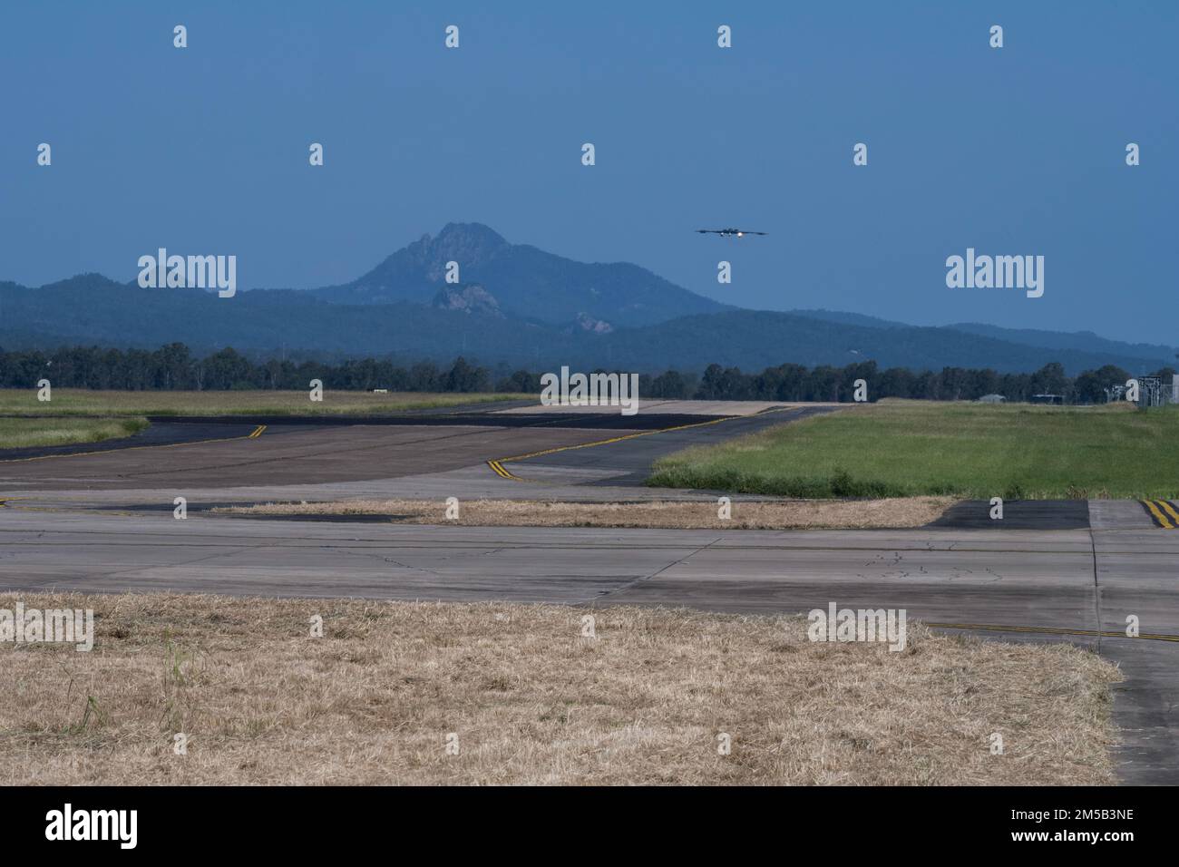 A B-2 Spirit prepares to land at Royal Australian Air Force Base ...