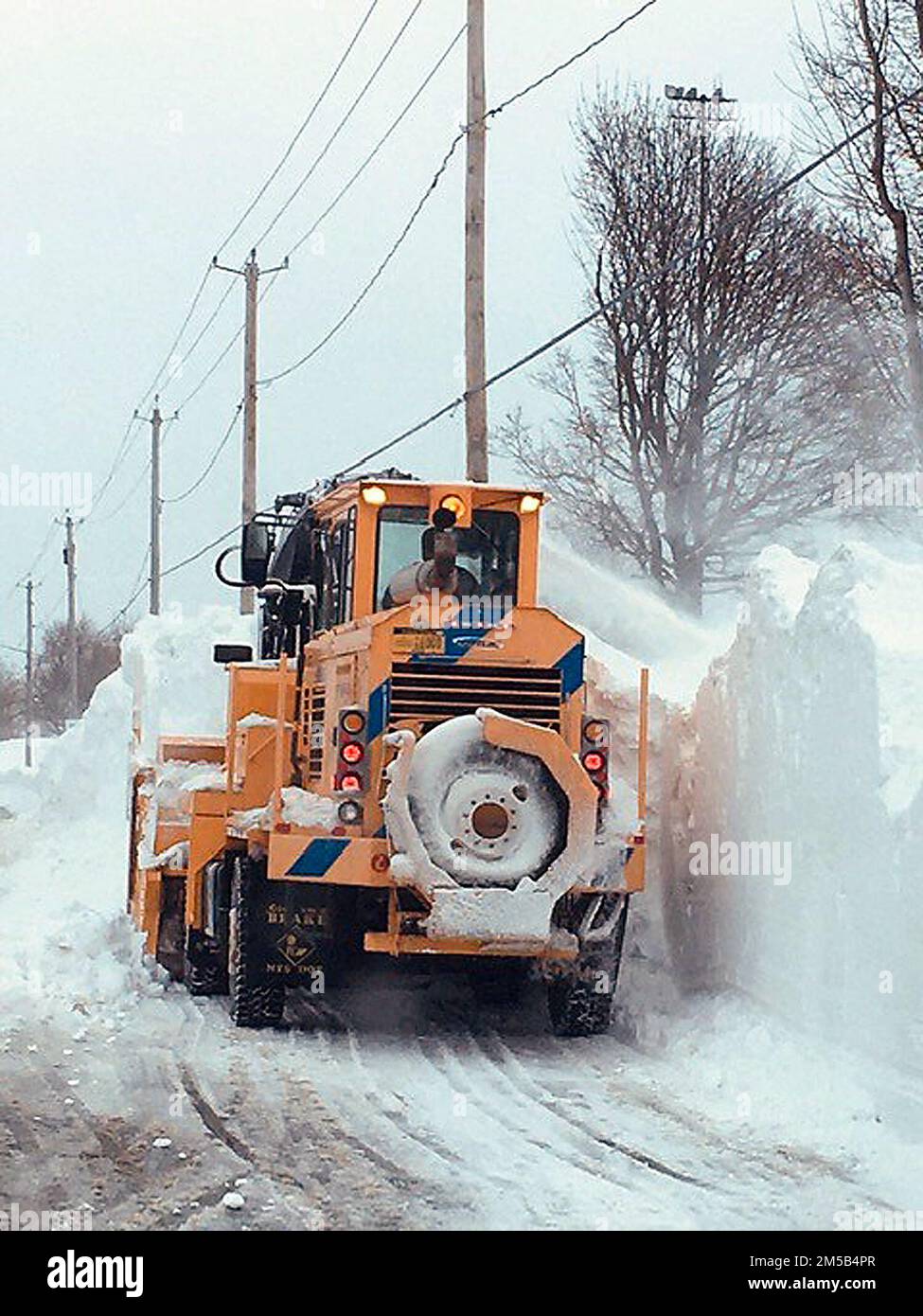 Buffalo, New York, USA. 27th Dec, 2022. Crews from the NY State ...