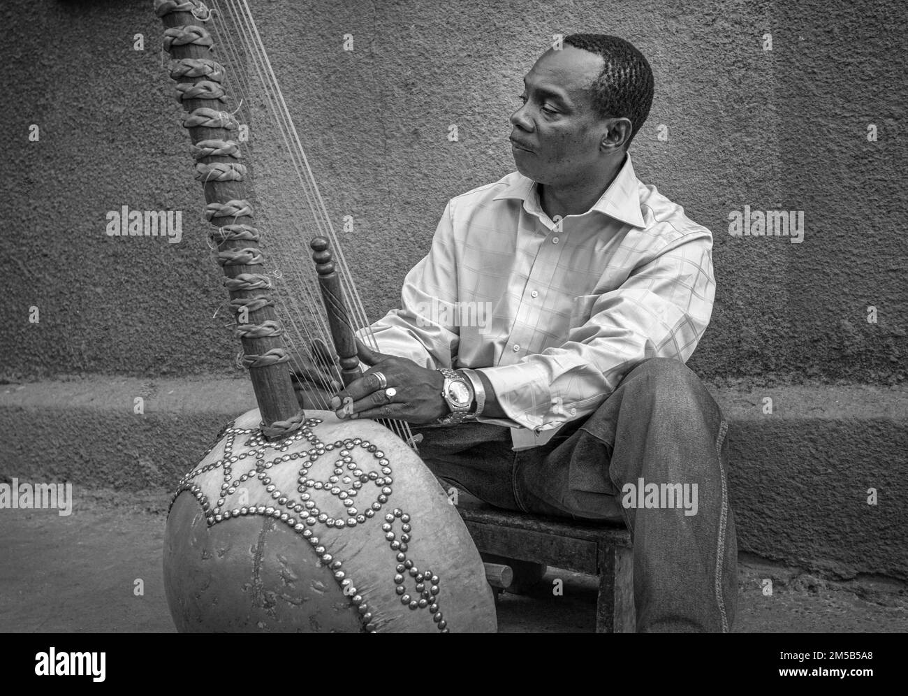 Traditional kora player hi-res stock photography and images - Alamy