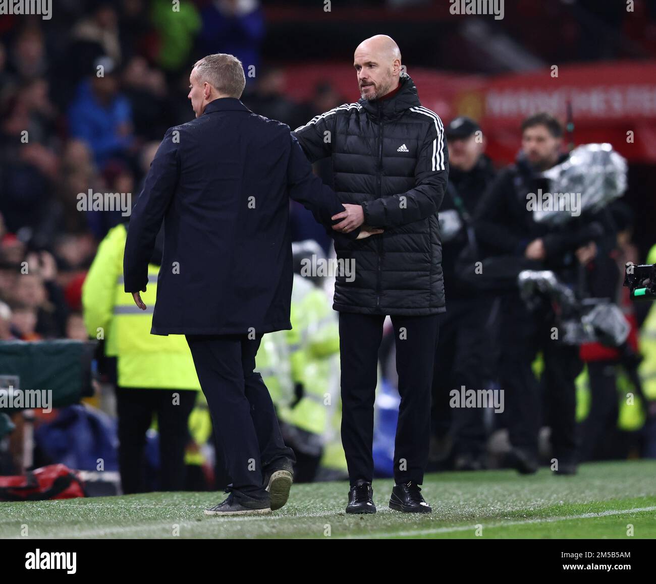 Manchester united trafford shake hands hi-res stock photography and ...