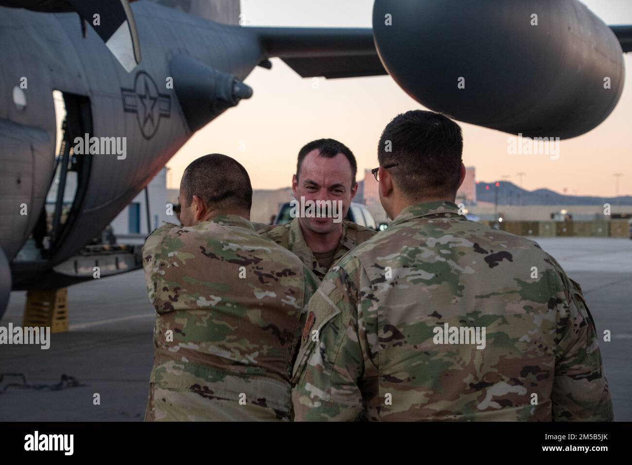 Families welcome airmen home hi-res stock photography and images - Alamy