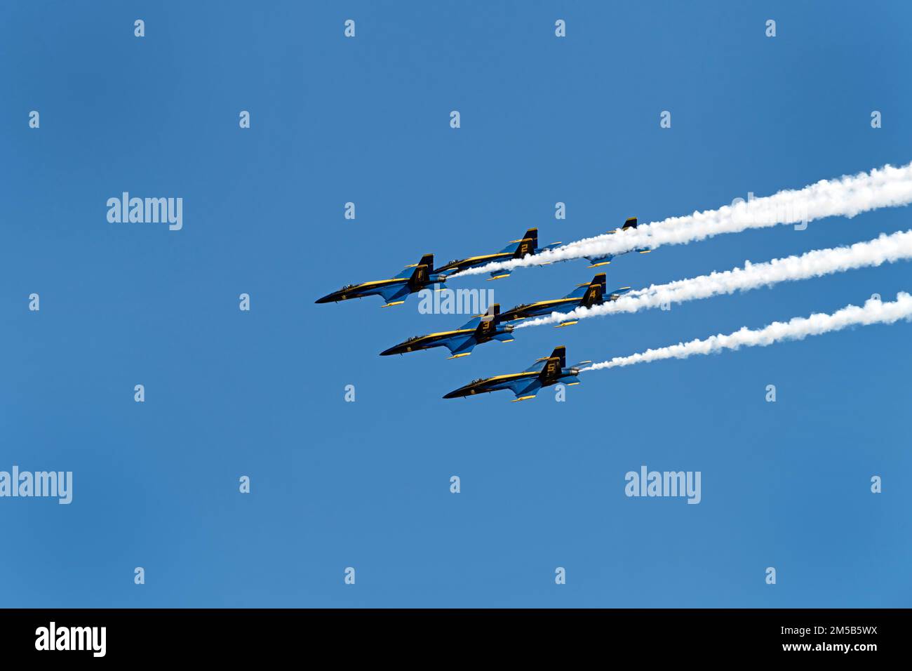 Blue angels jet flying hi-res stock photography and images - Alamy