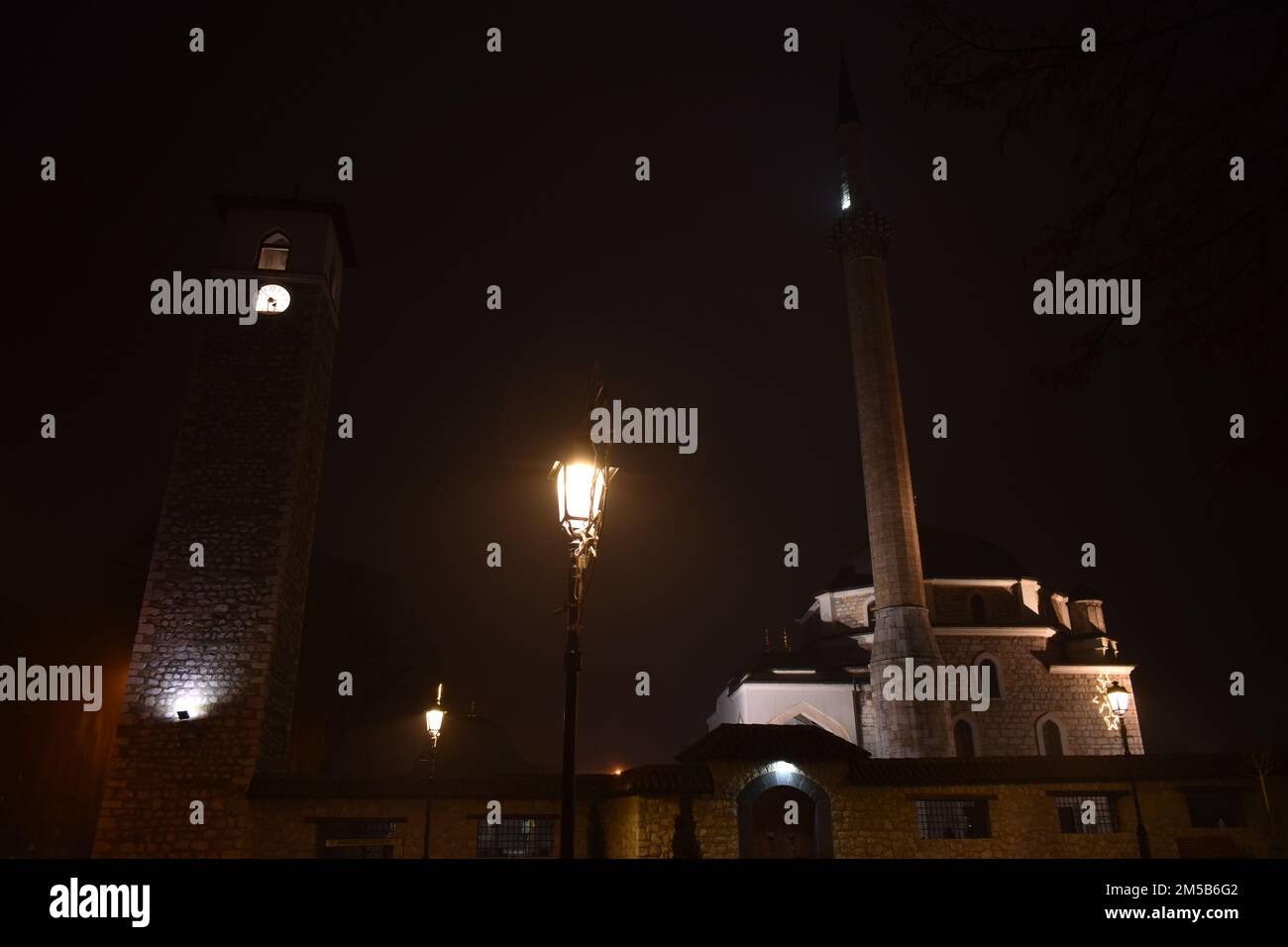 Foggy night on old street hi-res stock photography and images - Alamy