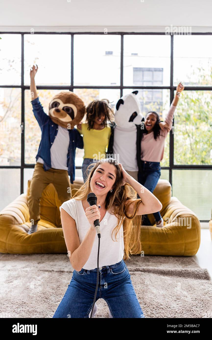 Student home party hi-res stock photography and images - Alamy