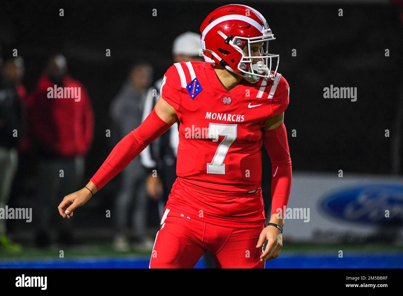 Mater Dei Monarchs quarterback Cole Leinart (7) during a high school ...