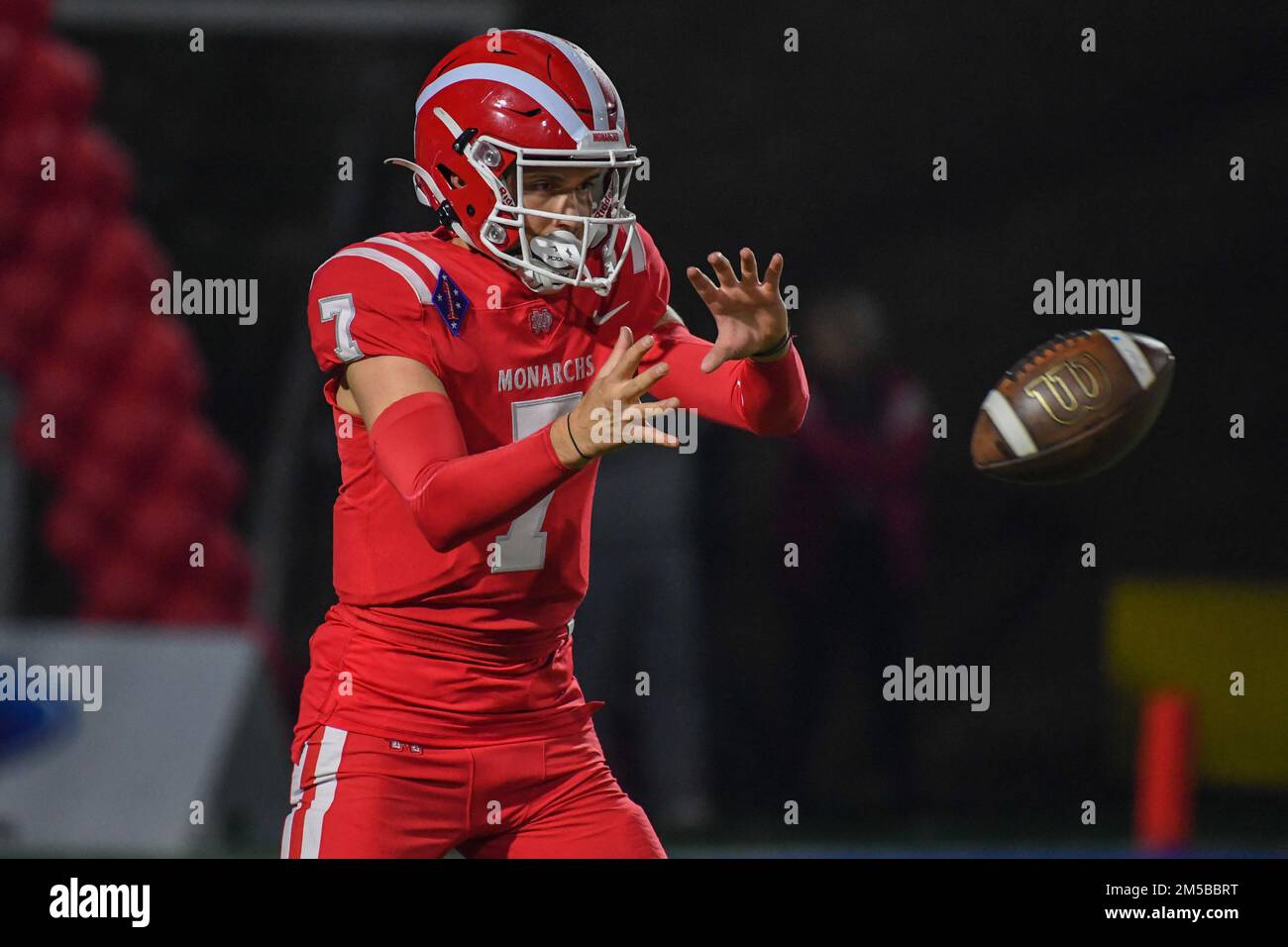 Mater Dei Monarchs quarterback Cole Leinart (7) during a high school ...