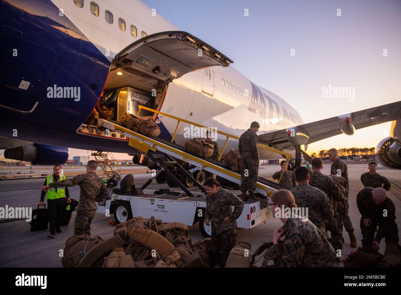U.S. Marines with Marine Heavy Helicopter Squadron (HMH) 366, 2nd ...
