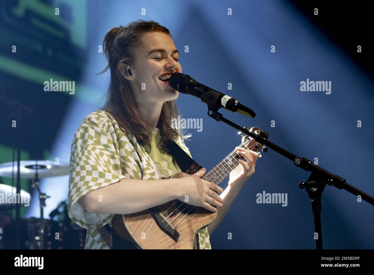 LONDON, ENGLAND: Ellie Dixon performs on stage supporting Sam Ryder at ...