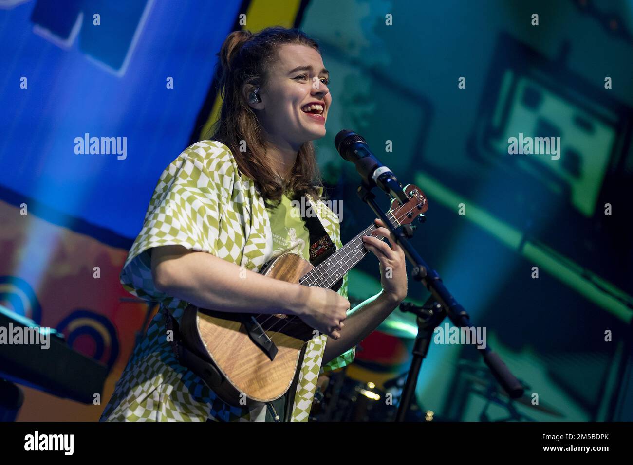 LONDON, ENGLAND: Ellie Dixon performs on stage supporting Sam Ryder at ...