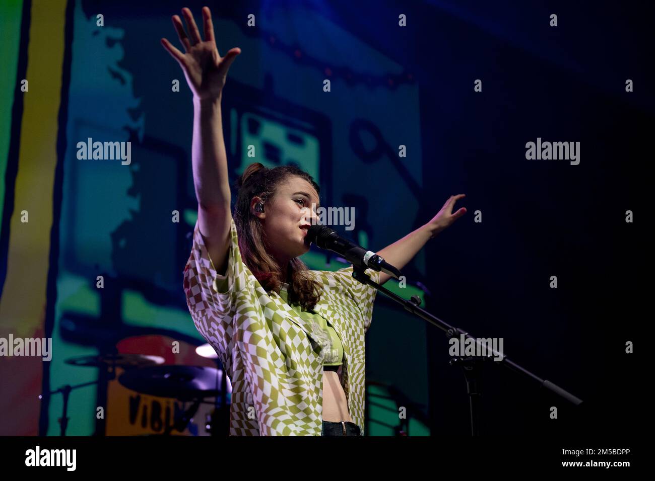 LONDON, ENGLAND: Ellie Dixon performs on stage supporting Sam Ryder at ...
