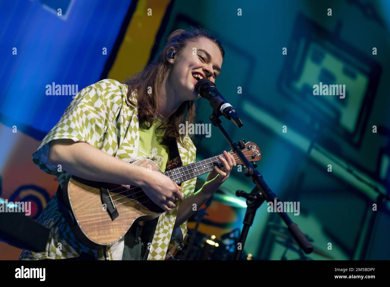 LONDON, ENGLAND: Ellie Dixon performs on stage supporting Sam Ryder at ...