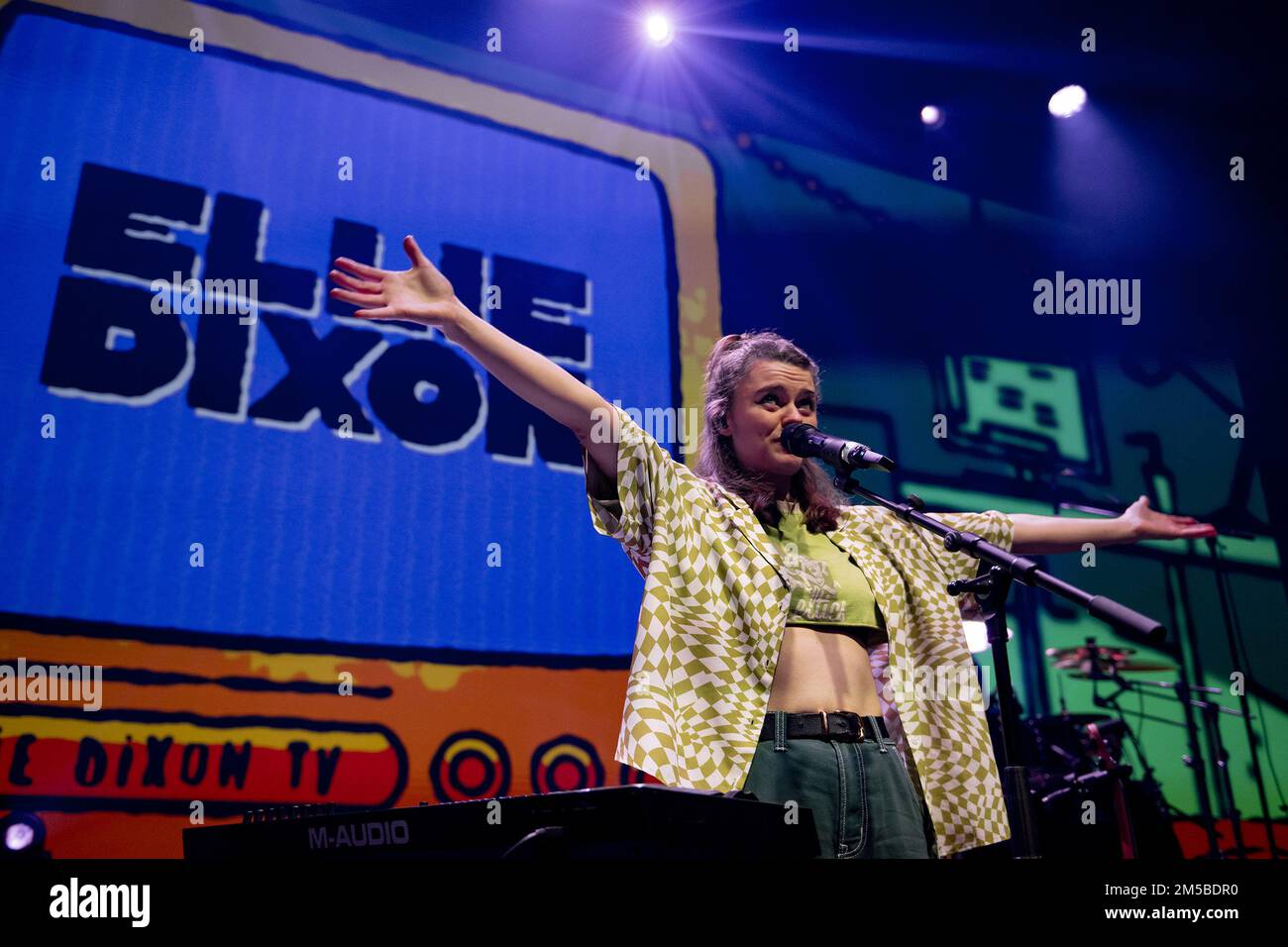 LONDON, ENGLAND: Ellie Dixon performs on stage supporting Sam Ryder at ...