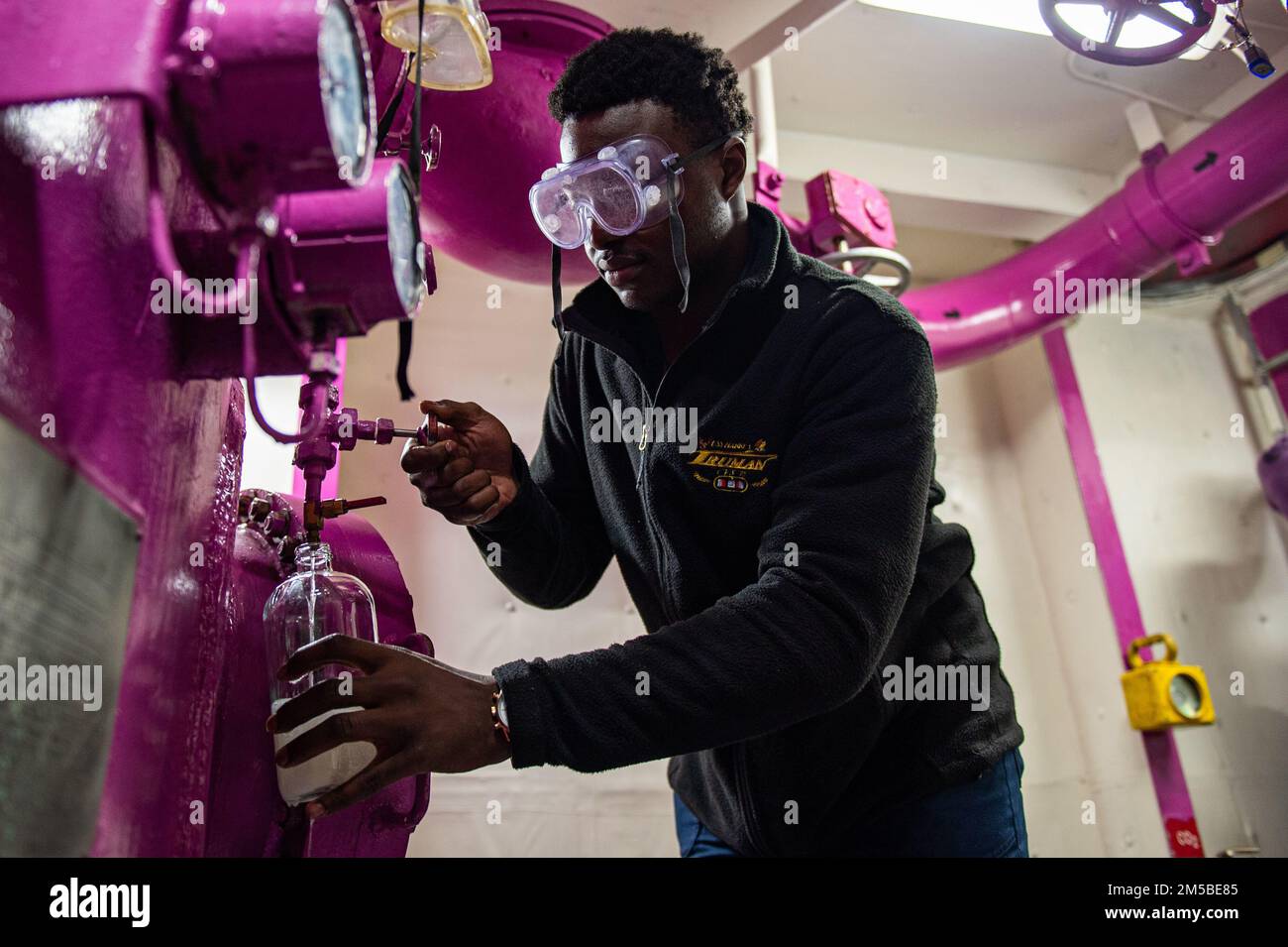 Aircraft fuel testing hi-res stock photography and images - Alamy