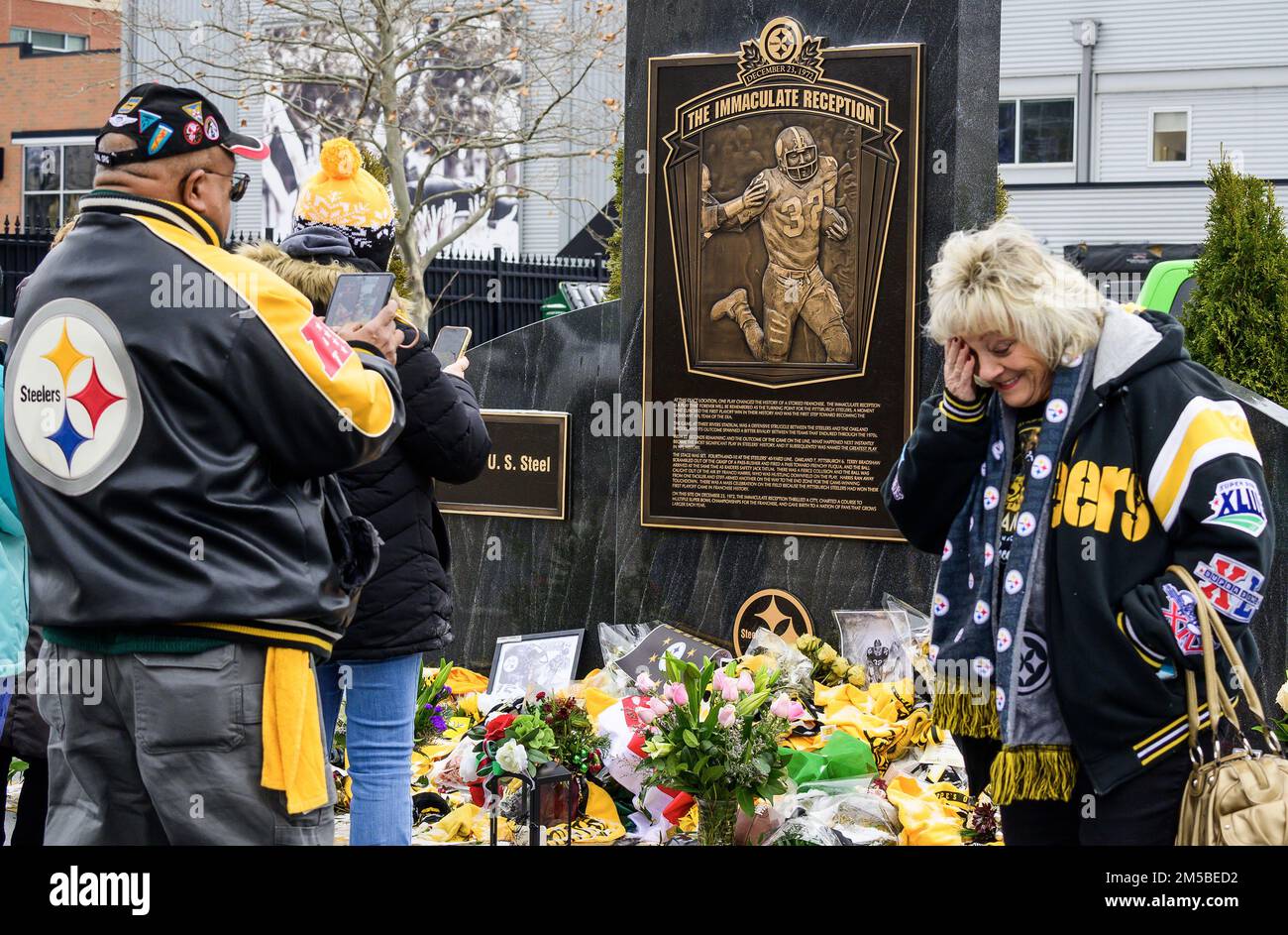 Franco harris immaculate reception hi-res stock photography and images ...