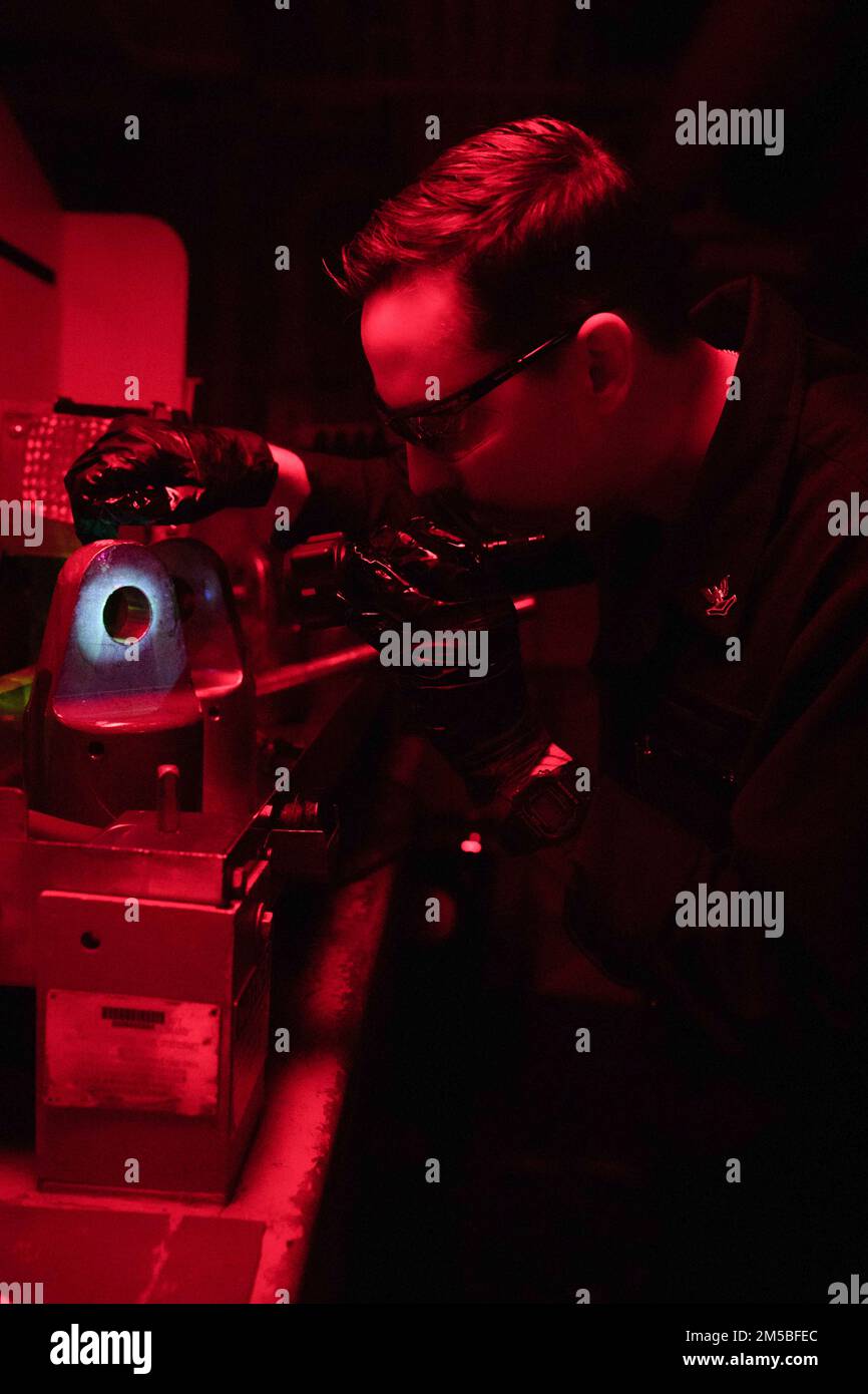 Magnetic particle inspection hi-res stock photography and images - Alamy