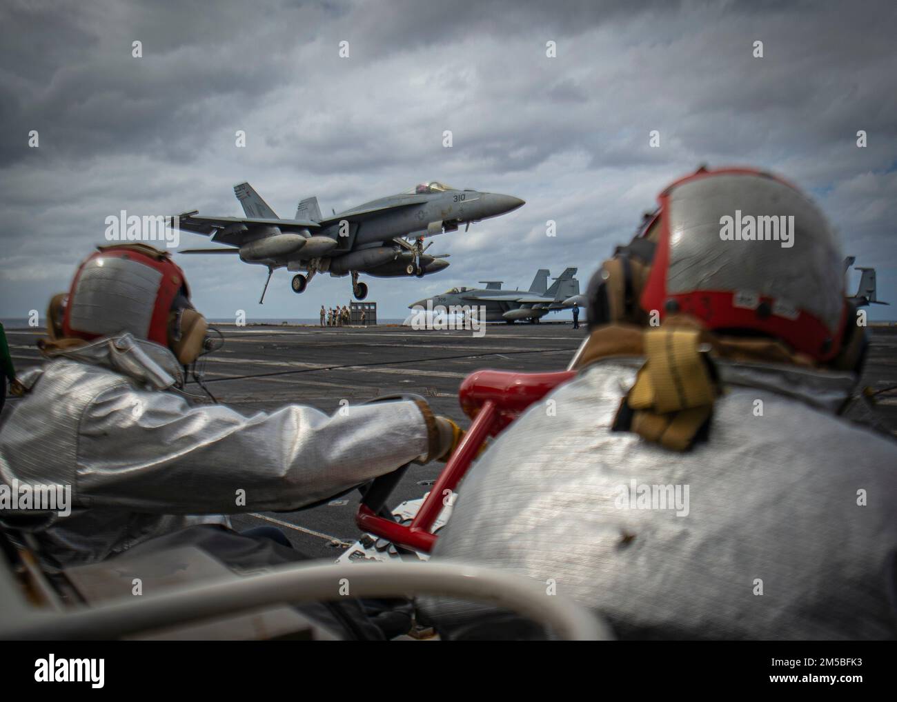 221226-N-MH015-1251 PHILIPPINE SEA (Dec. 26, 2022) An F/A-18E Super ...