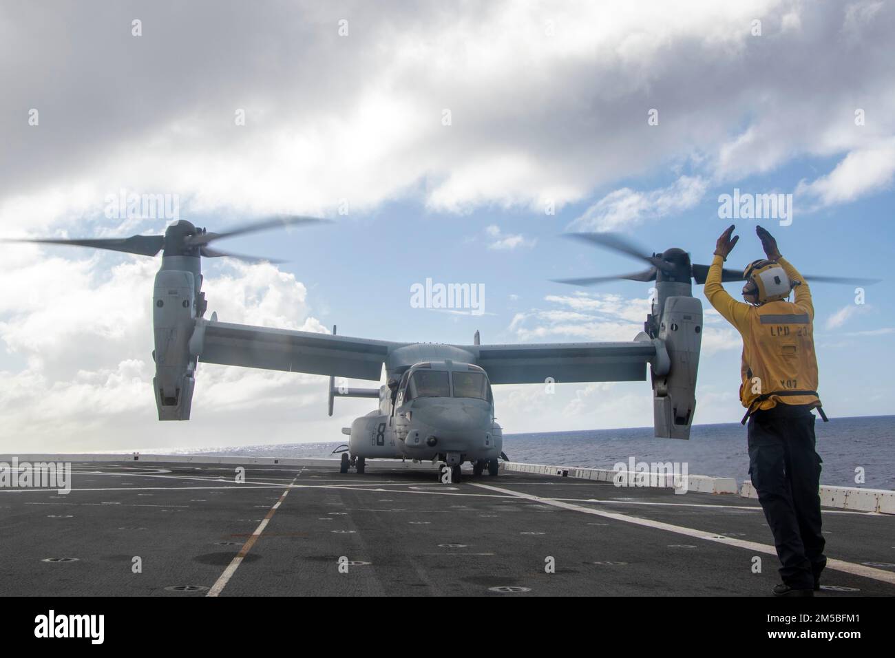 PACIFIC OCEAN (Nov. 18, 2022) — Aviation Boatswain’s Mate (Handling ...