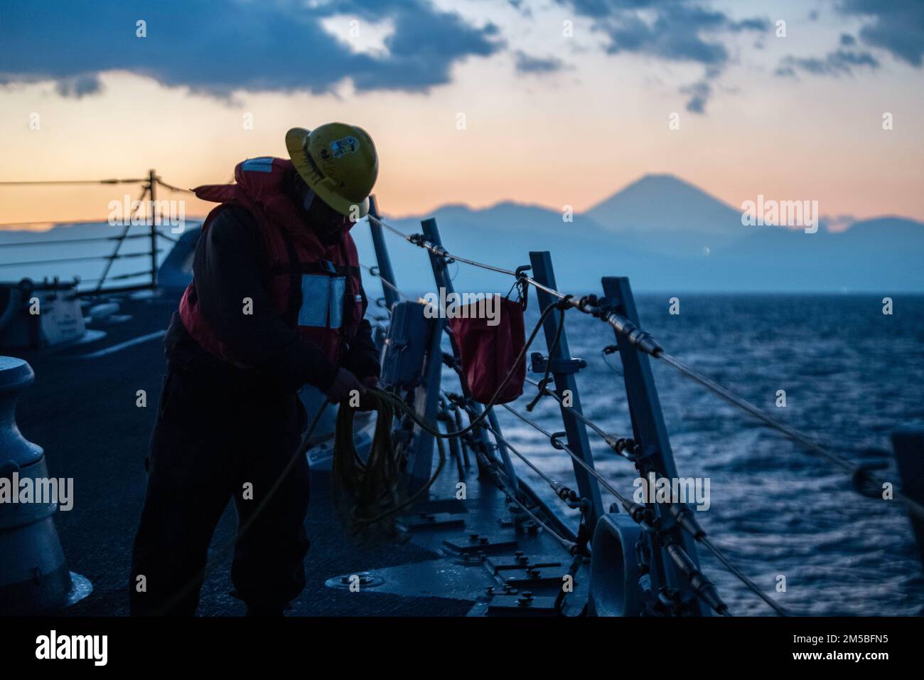 PACIFIC OCEAN (Feb. 22, 2022) Boatswain’s Mate Seaman Tyshaun Canty ...