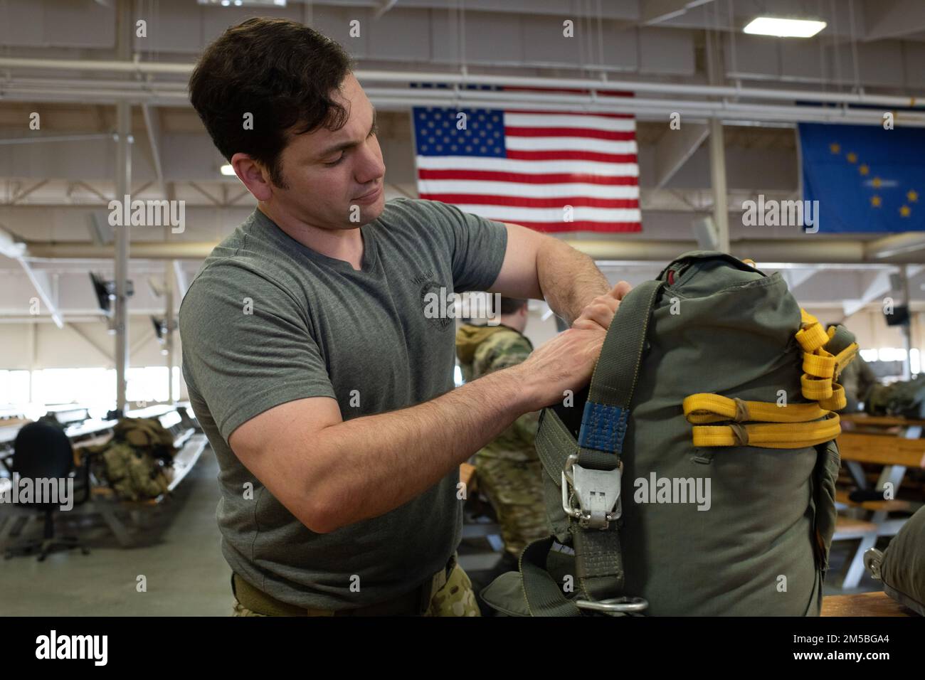T 11 advanced tactical parachute system hi-res stock photography and ...