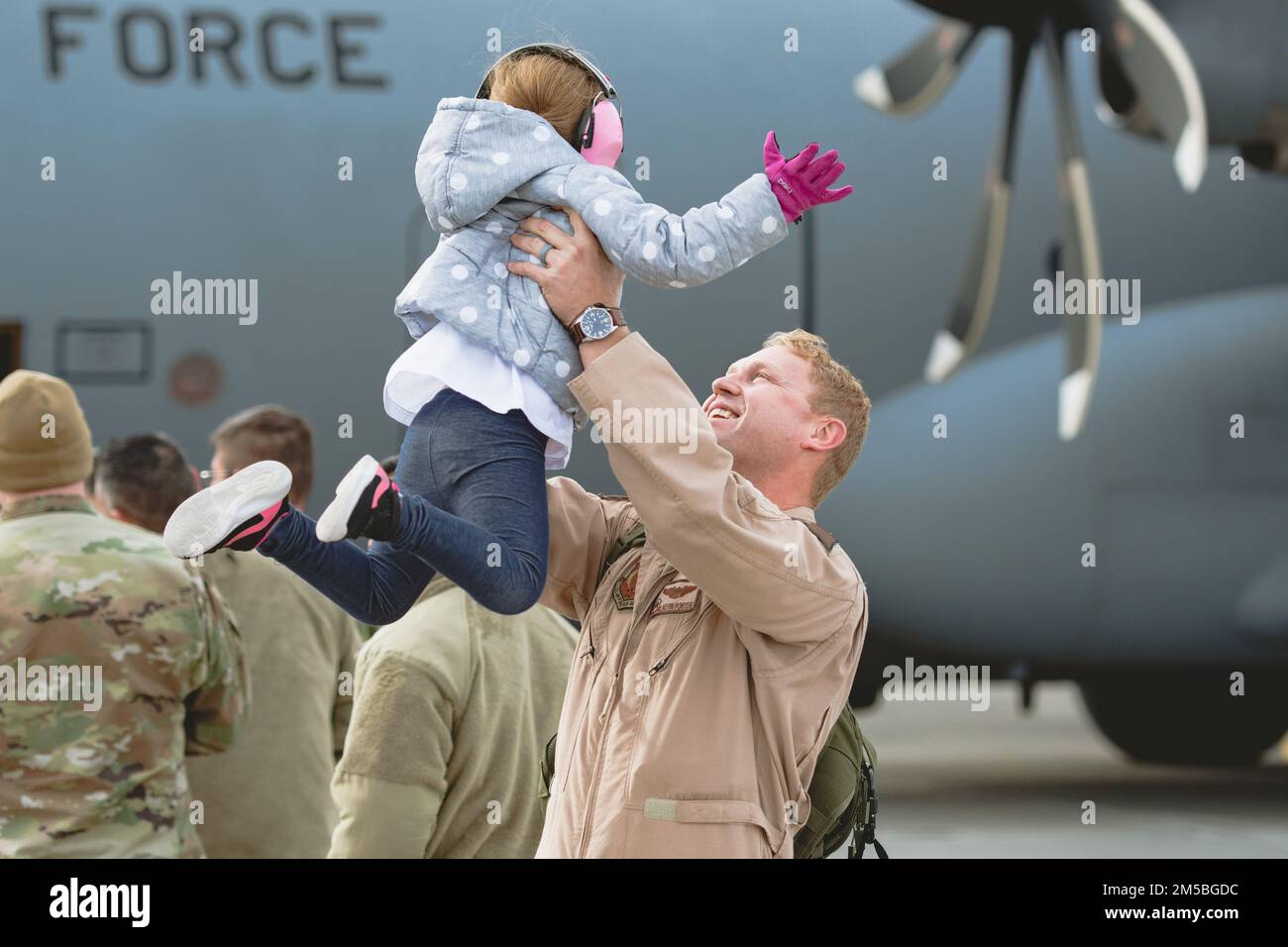 Members from the 152nd Airlift Wing, Nevada Air National Guard, return ...