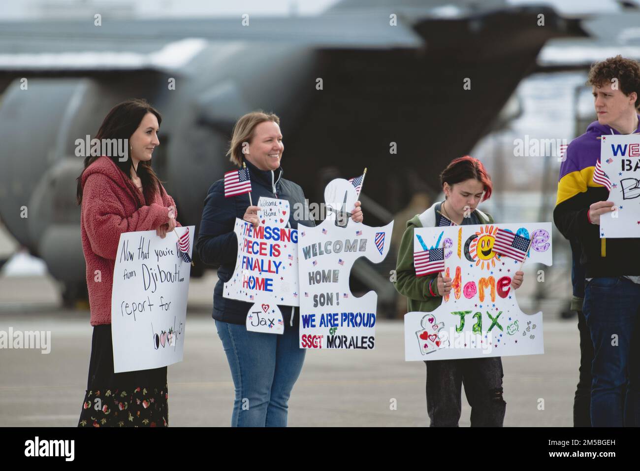 Members from the 152nd Airlift Wing, Nevada Air National Guard, return ...