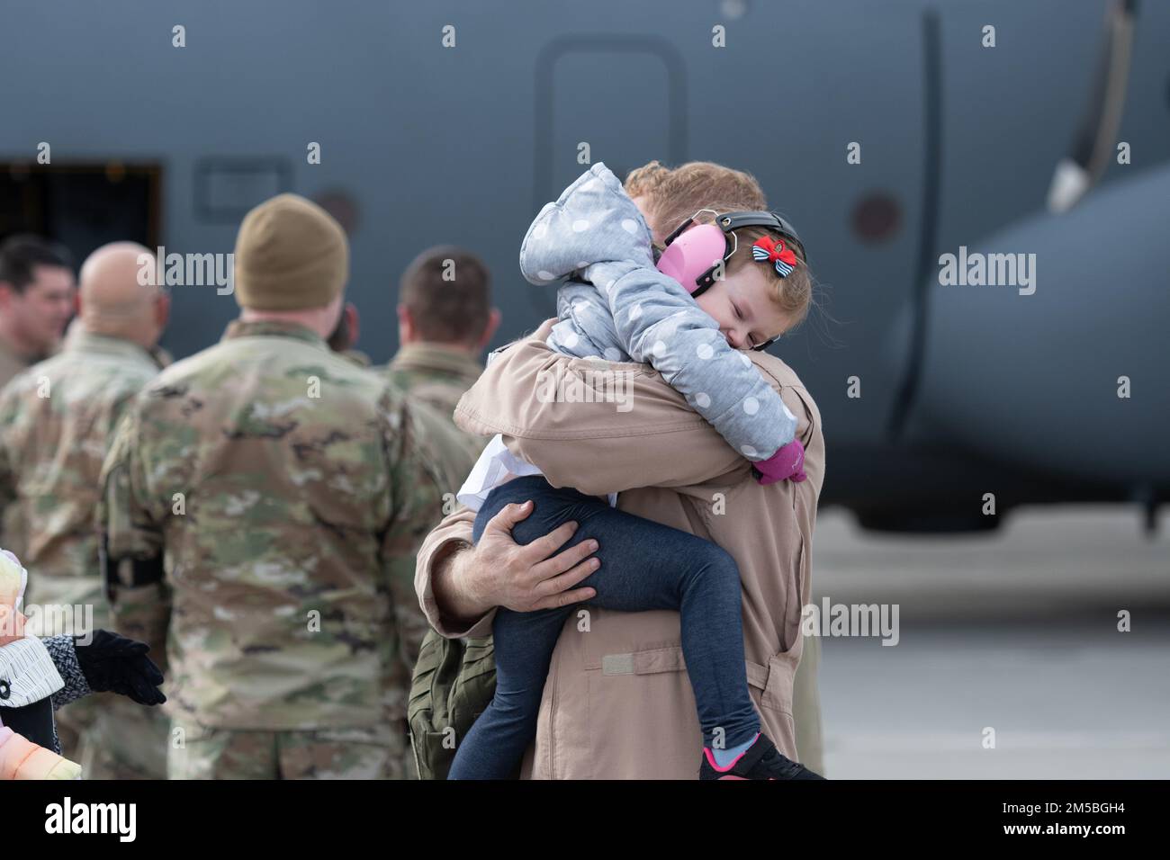Members from the 152nd Airlift Wing, Nevada Air National Guard, return ...