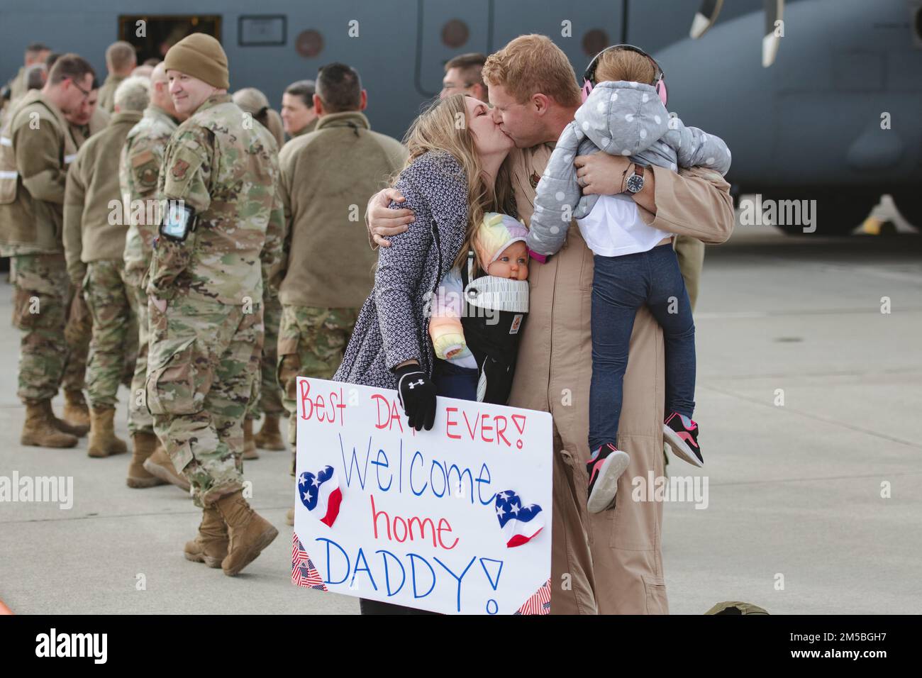 Members from the 152nd Airlift Wing, Nevada Air National Guard, return ...