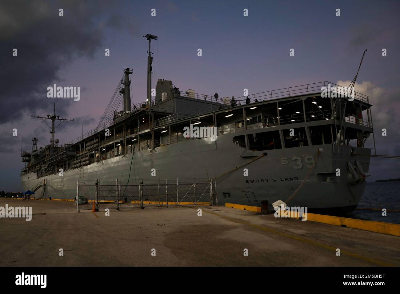 Uss emory s land as 39 submarine tender hi-res stock photography and ...