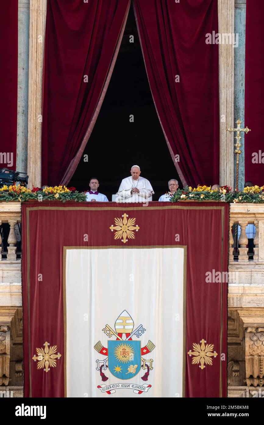Pope Francis prays at the traditional Christmas 'Urbi et Orbi' Blessing ...